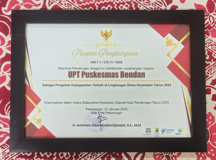 Piagam pengelolaan kepegawaian terbaik di lingkungan Dinas kesehatan ...